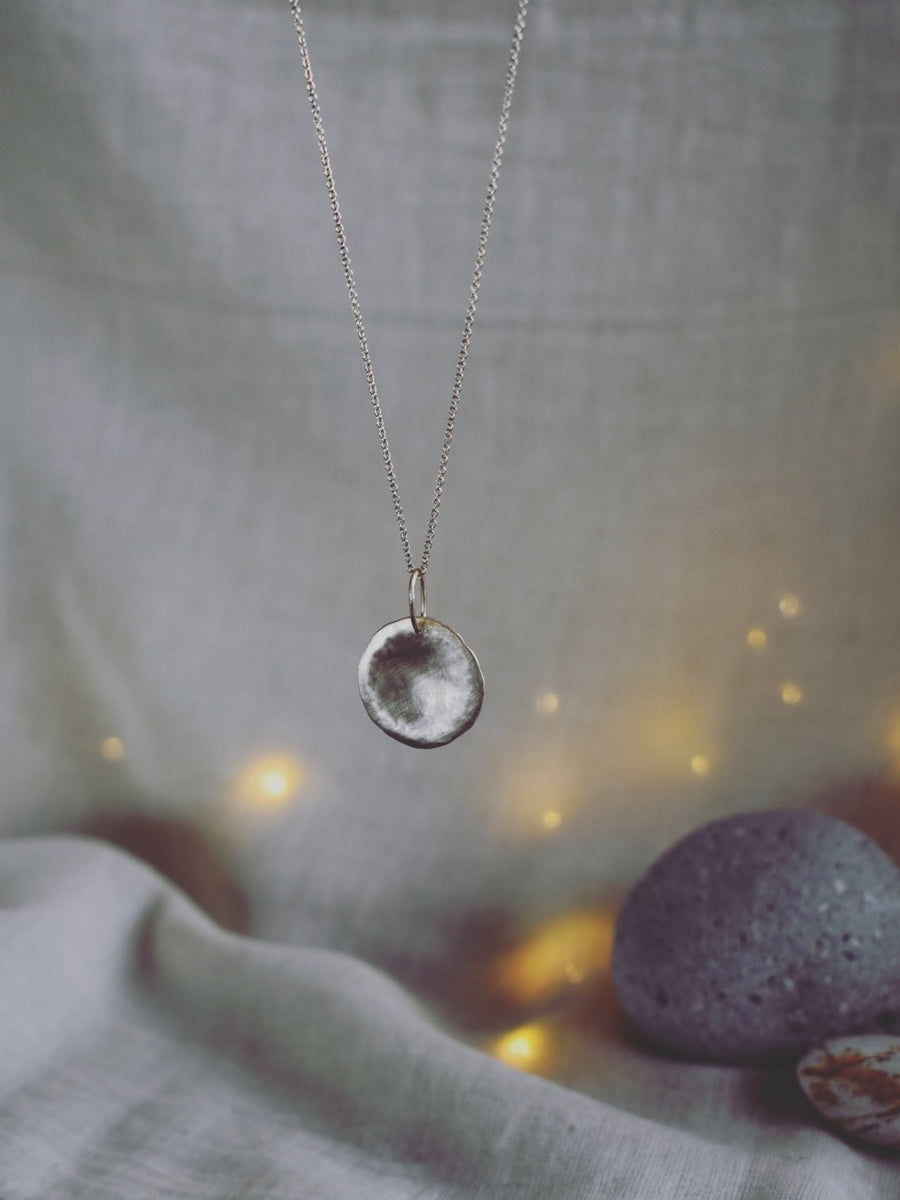 Minimal – Dancing Leaf Design